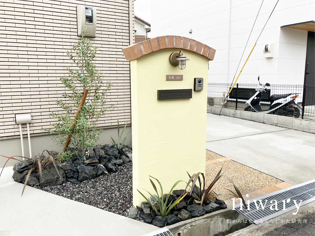 植栽と門柱が調和するやさしい玄関まわり | niwary | 彦根・長浜・米原・東近江・近江八幡のエクステリア・ガーデン・外構工事 | 庭からはじめるくらしかた研究所